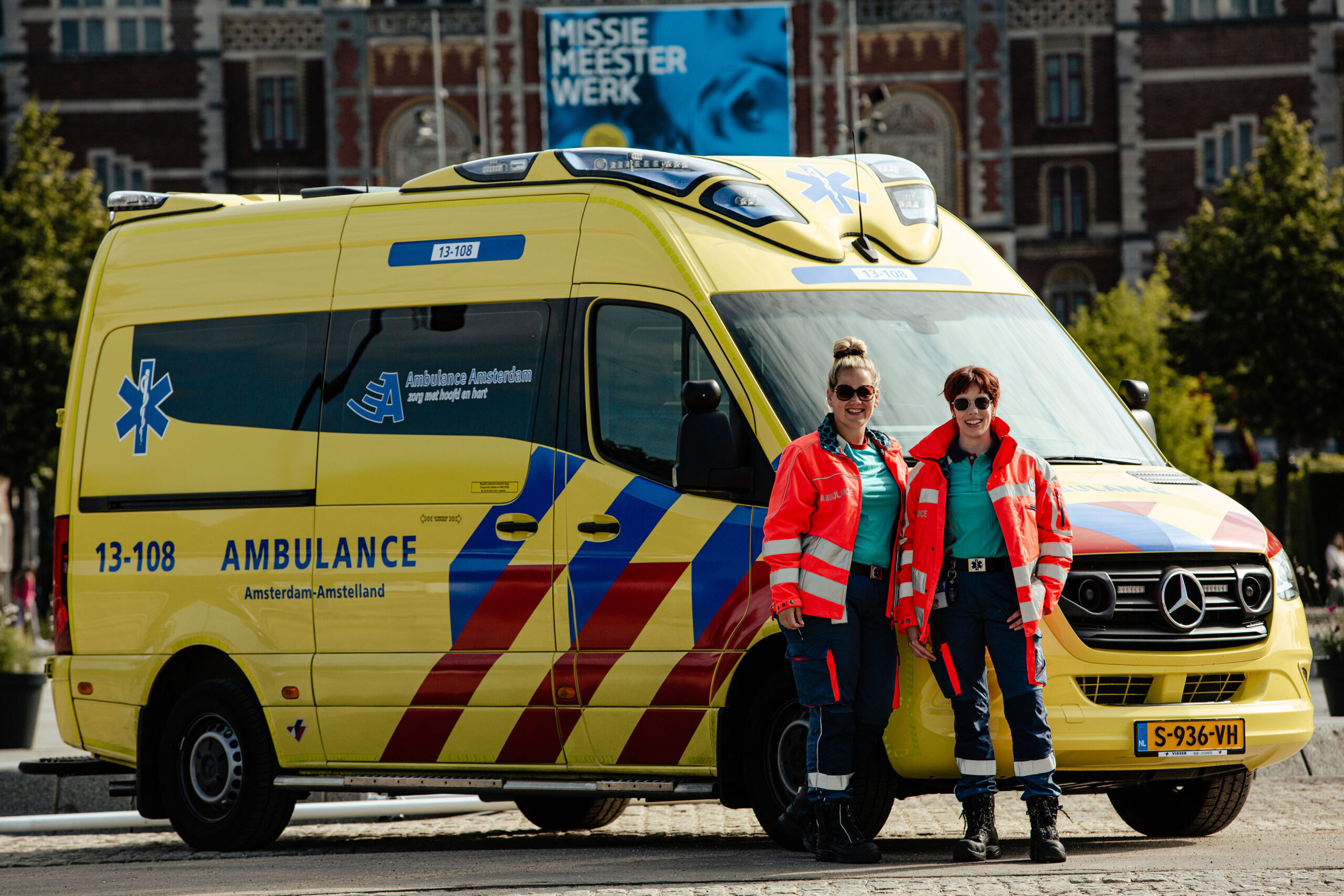 Vanaf vandaag nieuwe uniformen - Ambulance Amsterdam